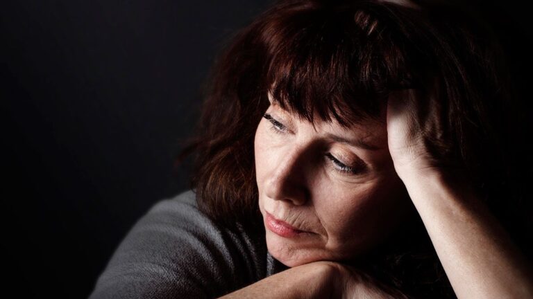 7 comportamientos que pueden revelar que una mujer tiene el corazón roto